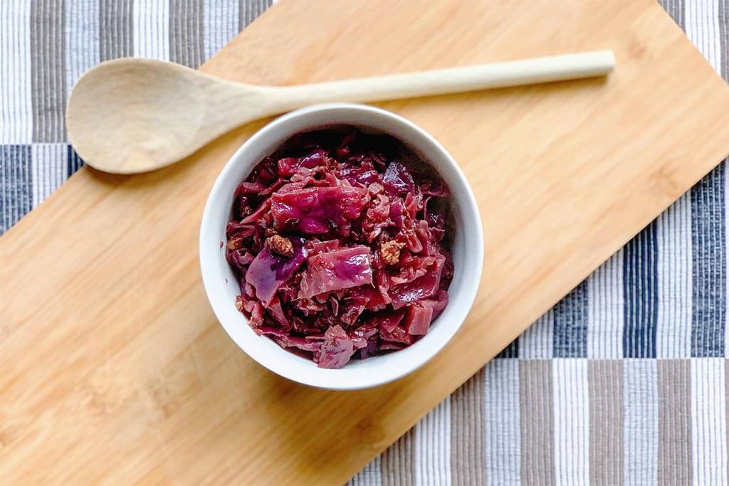 Rode kool met appeltjes en ontbijtspek | Koken met familie